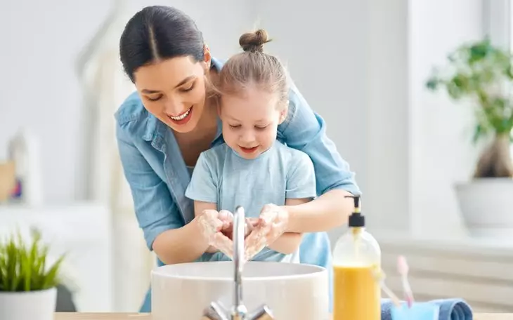 Mor och dotter tvättar händerna