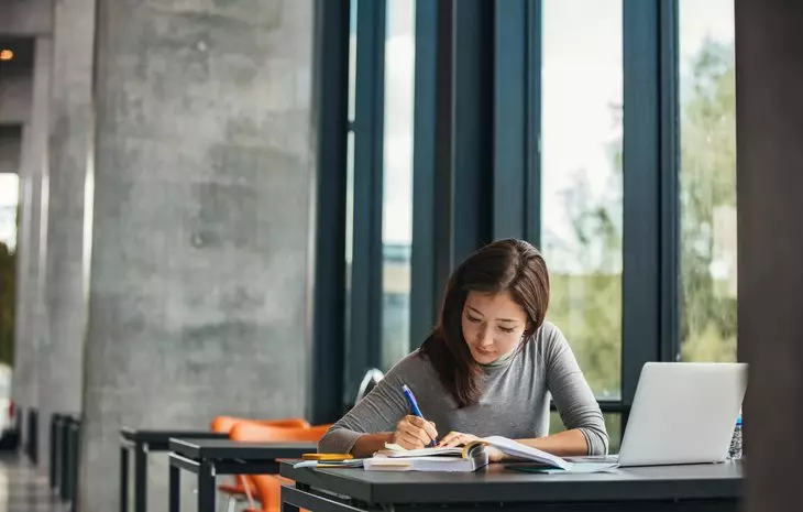 Mahasiswa sedang belajar