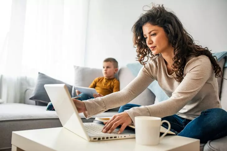 Mãe trabalhando em casa no laptop