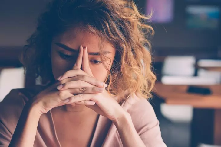 Mulher triste e estressada no trabalho