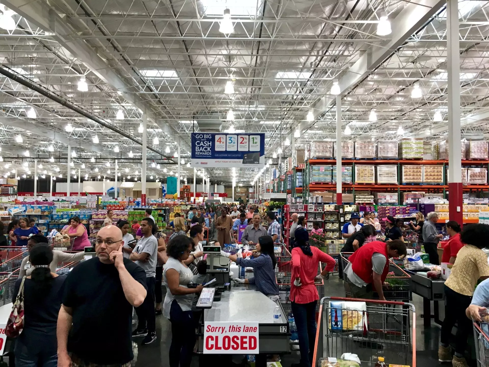 Awọn idi 9 Awọn eniyan Ṣe afẹju Pẹlu Costco