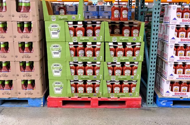 Heinz-keĉupo en Costco-kondimenta koridoro