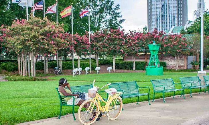 Donna su una panchina nel parco a Mobile, Alabama