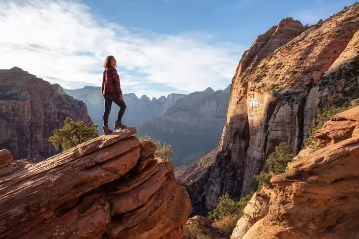 Donna che fa un'escursione nel parco nazionale di Zion