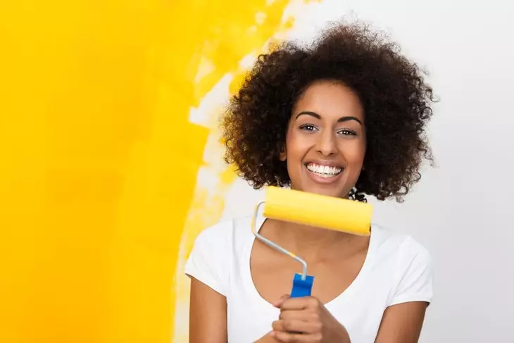 vrouw die haar huis schildert