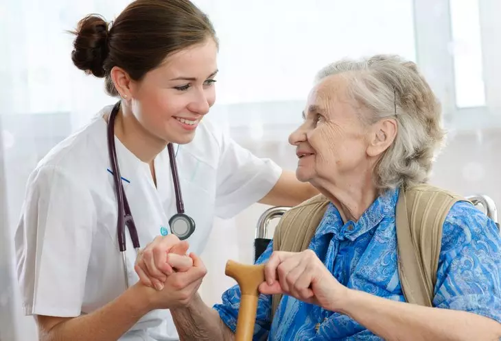 Medicinska sestra s starejšim bolnikom