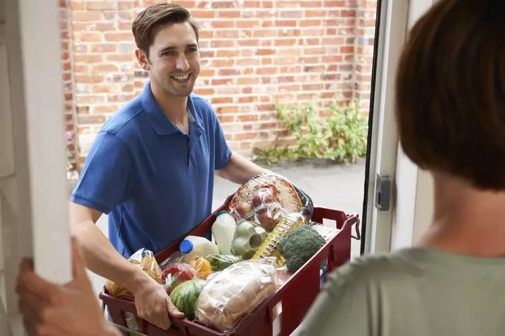 Driver nga naghatod ug groceries