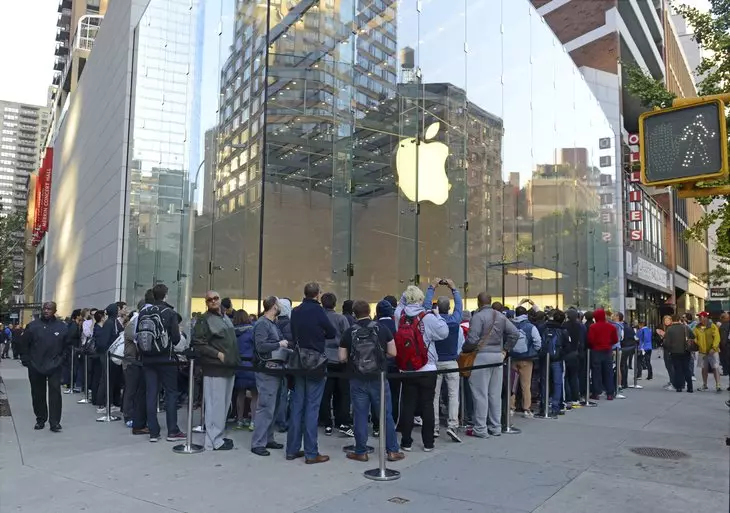 Persone in fila per un iPhone