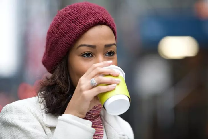 Donna che sorseggia caffè