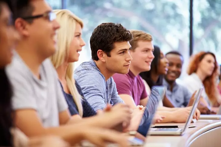 Un groupe diversifié d'étudiants