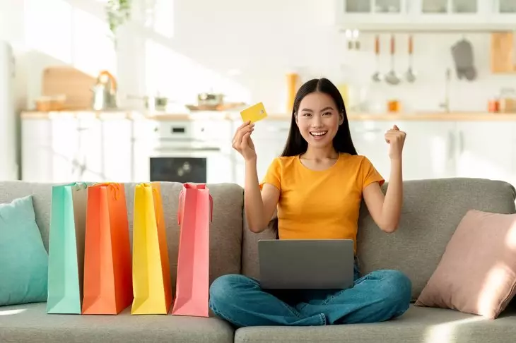 Mulher feliz fazendo compras online