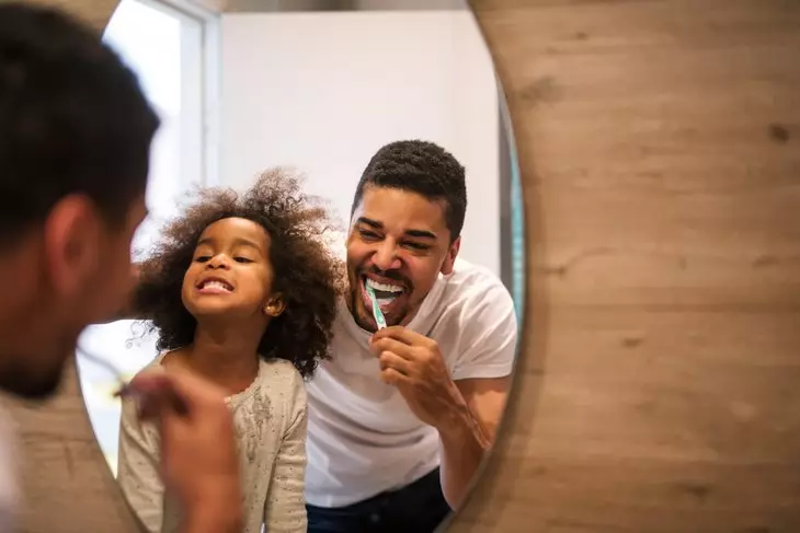 un père se brosse les dents