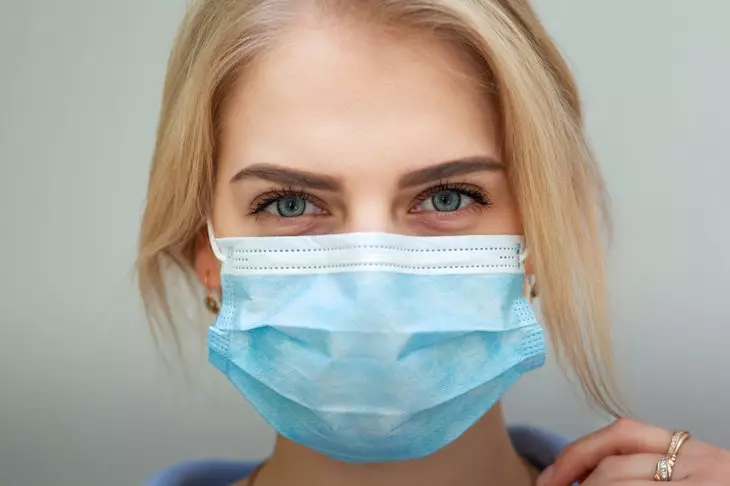 Femme avec masque de coronavirus.