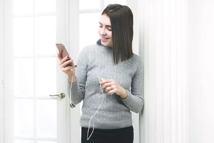 Mulher usando um carregador de telefone portátil