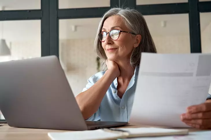 Senior die op laptop werkt