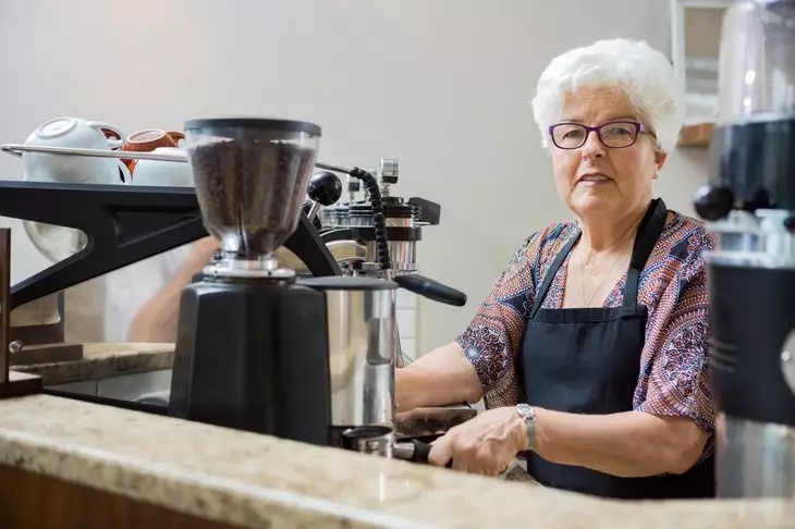 Dona gran treballant a la cafeteria