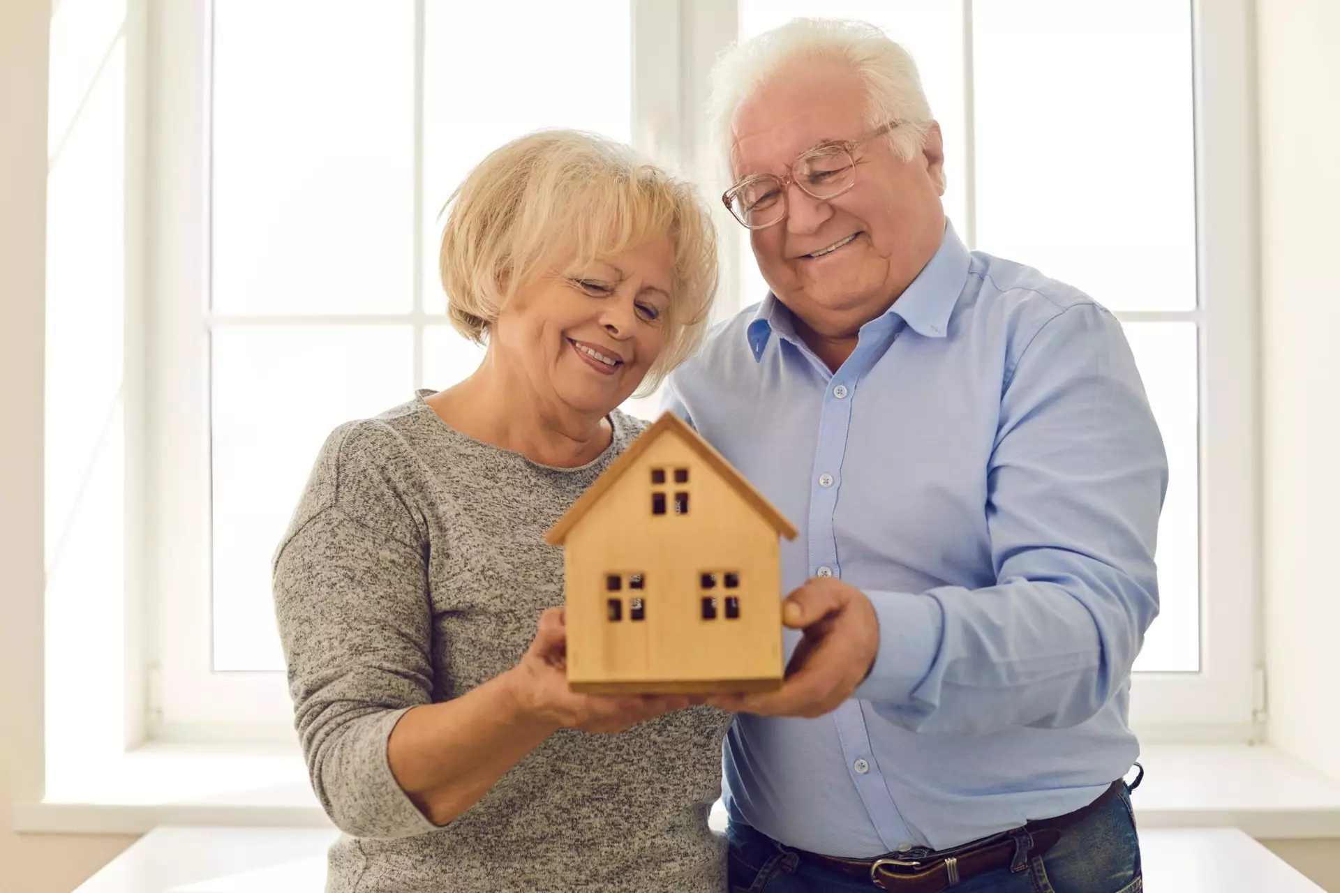 Senior pareja soñando con reducción de personal