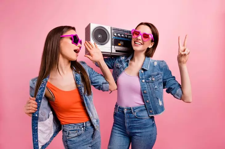 Chicas con boombox retro