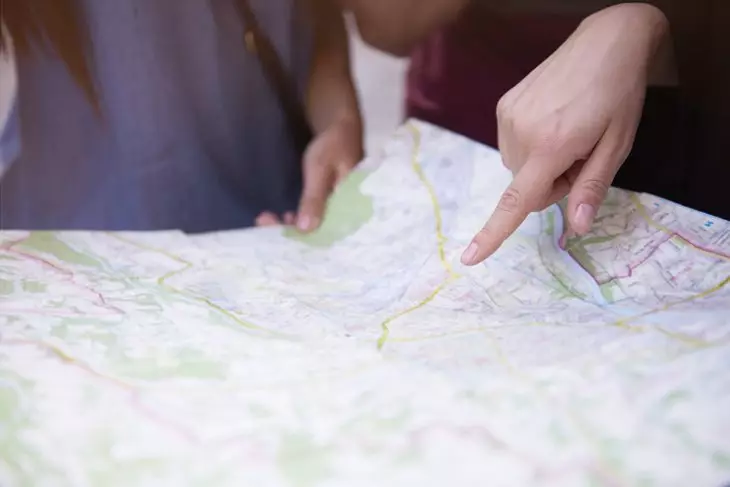 Viaje de planificación con mapa de papel