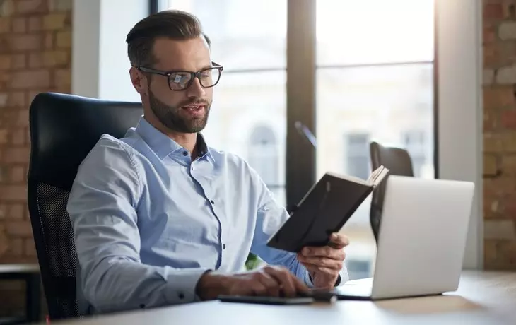 Homme d'affaires étudiant des emplois technologiques