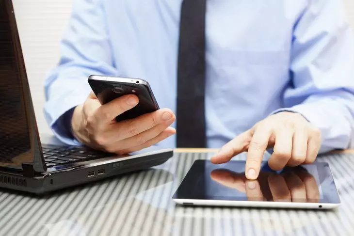 Hombre usando demasiados datos en su teléfono, tableta y computadora portátil