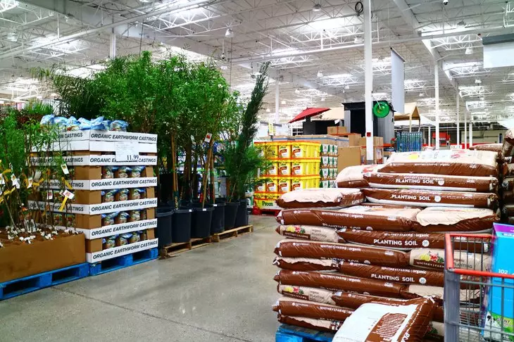 Productos de jardinería en un almacén de Costco