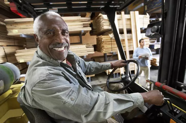 Zilamek kalûpîr a reş li ser kar ajokarê forkliftê ajot