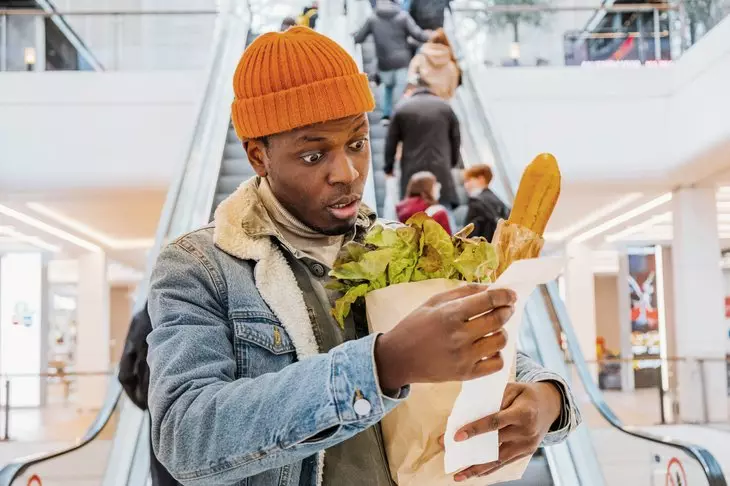 Hombre sorprendido por su recibo de compra