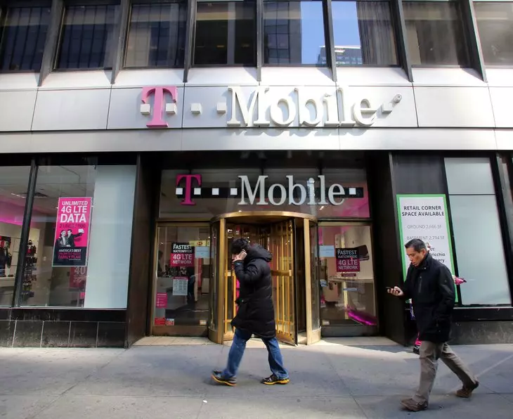 Devanture de magasin T-Mobile et piétons.