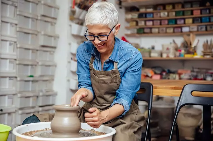 Babaye nga nagbuhat og pottery