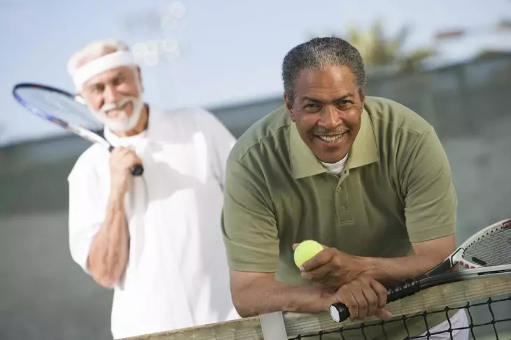 Amuna akulu akusewera tennis