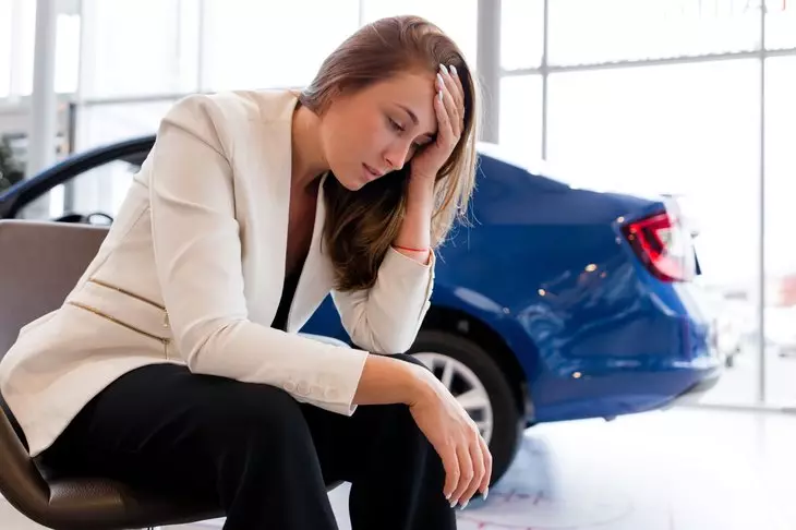 Wanita kesal duduk di dealer mobil