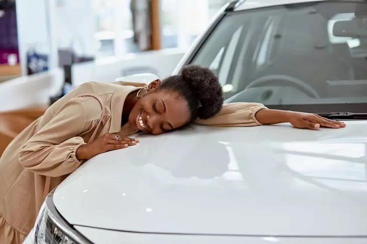 Vrouw knuffelt haar auto