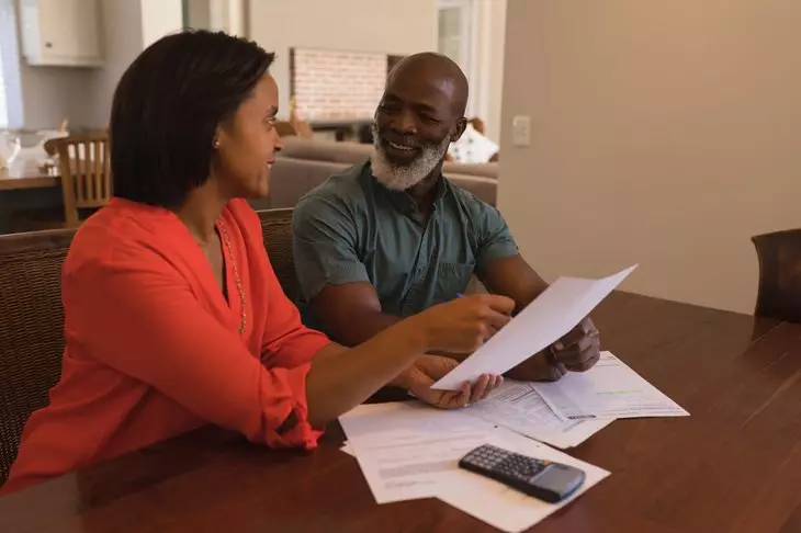 Casal mais velho revisando documentos