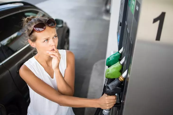 Naštvaná žena u benzinové pumpy