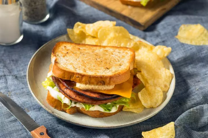 Sanduíche de mortadela frito e batatas fritas