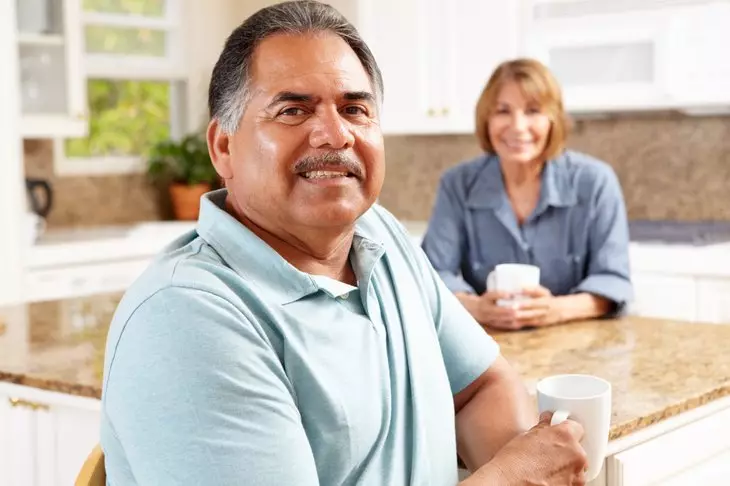 hombre bebiendo café