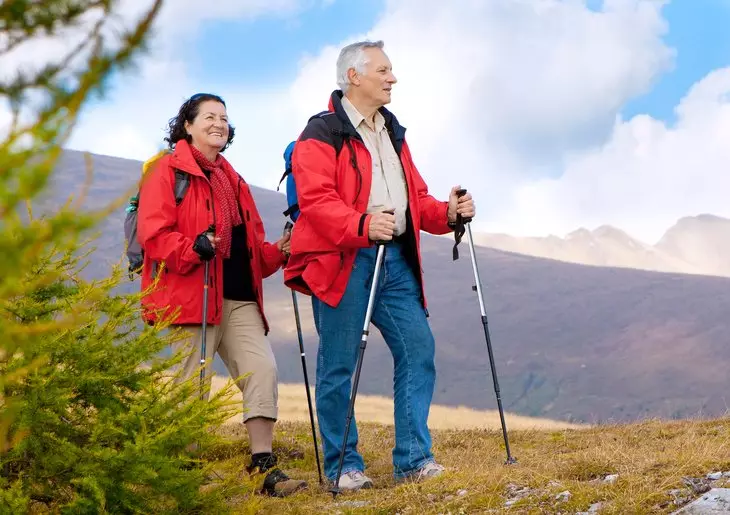 Ältere Paare, die draußen wandern