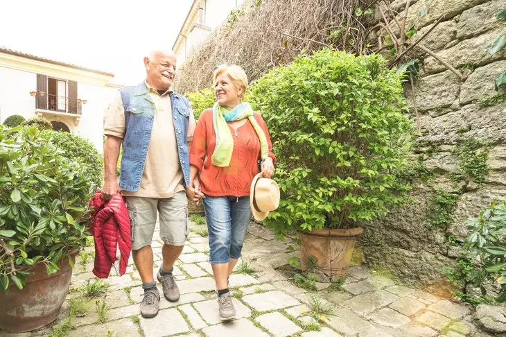 Älteres Ehepaar auf Kopfsteinpflaster in Italien.