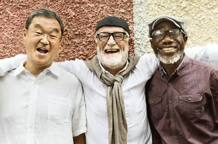 drei ältere Männer weißer Afroamerikaner asiatischer älterer älterer Gruppe der Senioren-Ruhestandsdiskussion