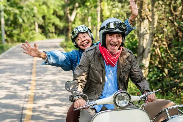 By Rawpixel.com Royalty-free stock photo ID: 1110917186 Senior Koppel op engem klassesche Scooter - Bild