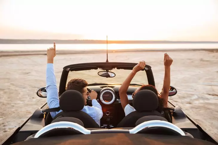 conducir un coche na praia