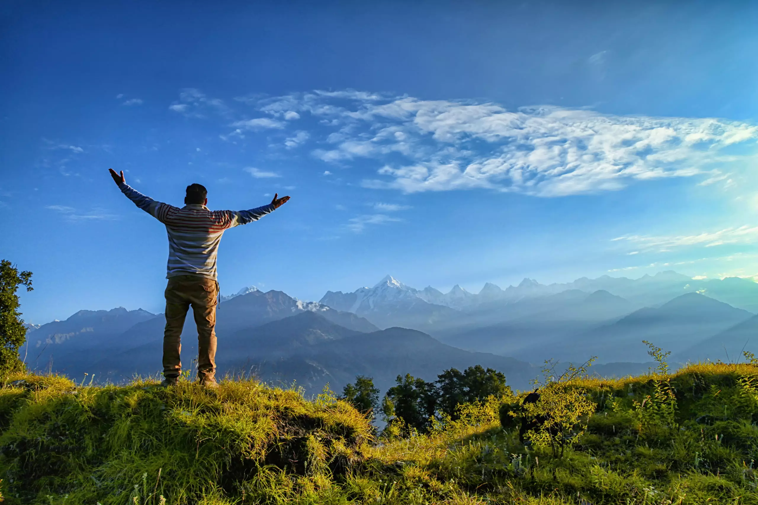 Pria berdiri di atas gunung