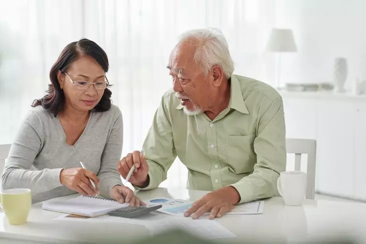 Les personnes âgées travaillant sur les impôts