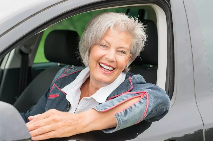 Mulher ao volante do carro.