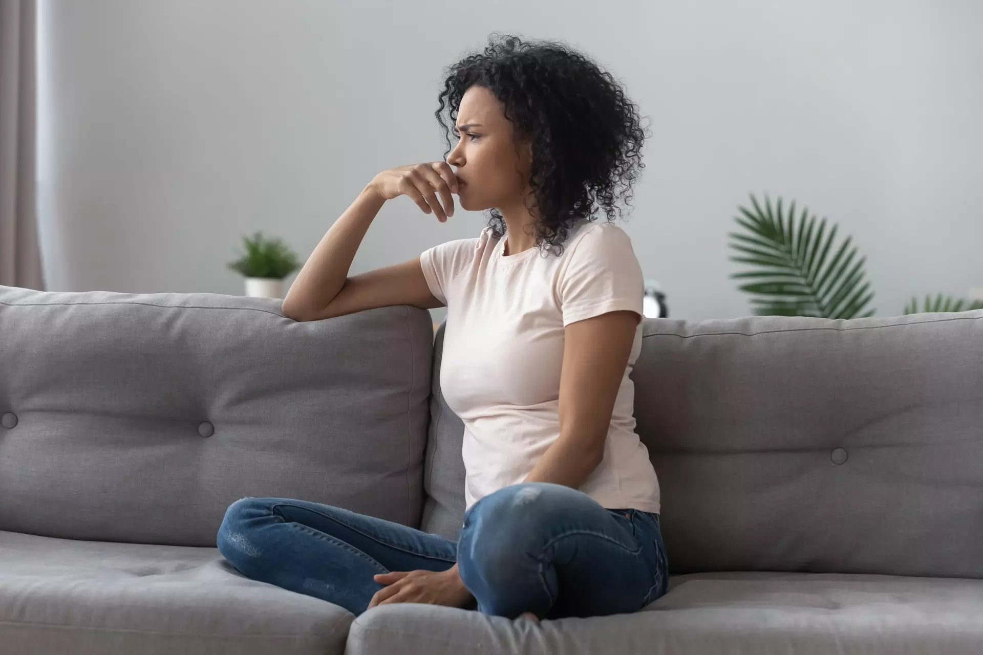 canapé regardant loin déprimé douteux, solitaire stressé bouleversé jeune femme noire pensée afro-américaine pensée regret erreur