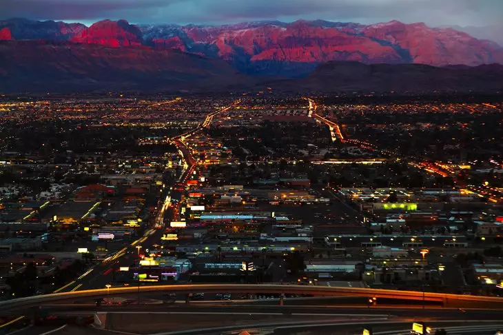 Las Vegas bij nacht, met bergen