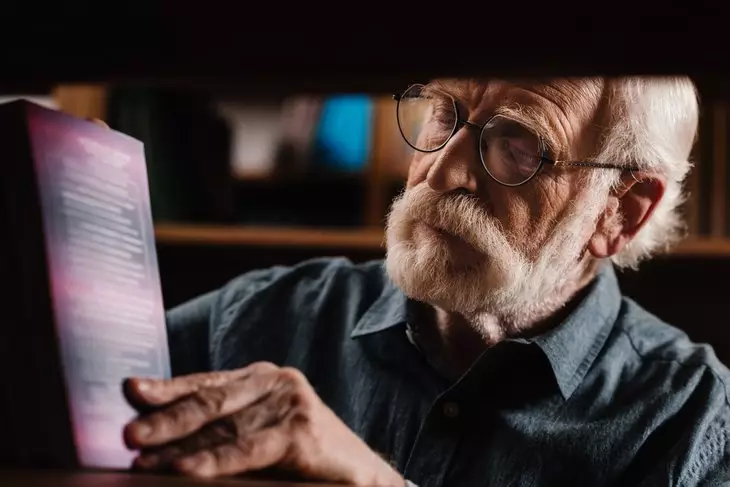 Trabalhador sênior em uma biblioteca