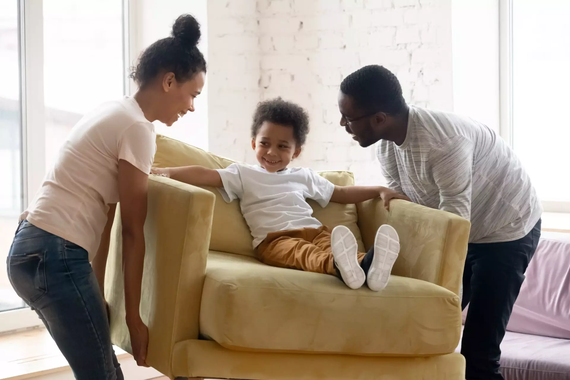 Famille avec une nouvelle chaise