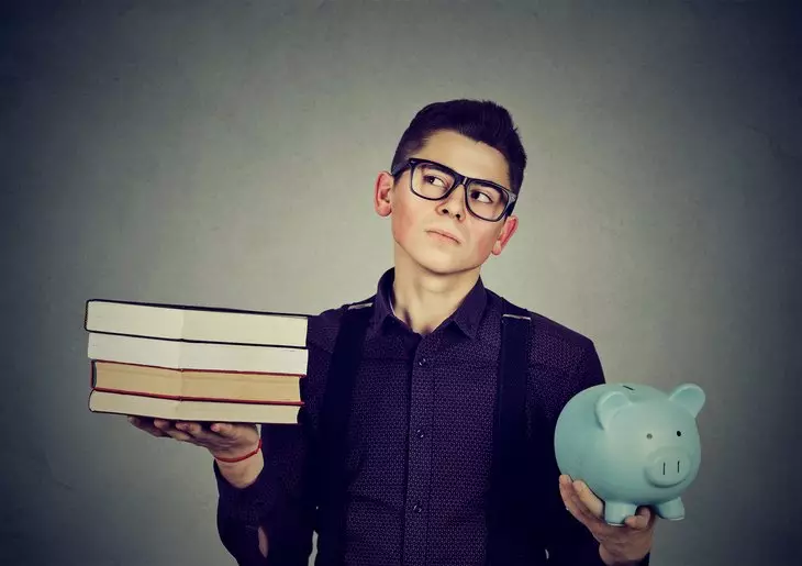 Student mit Büchern, Sparschwein.